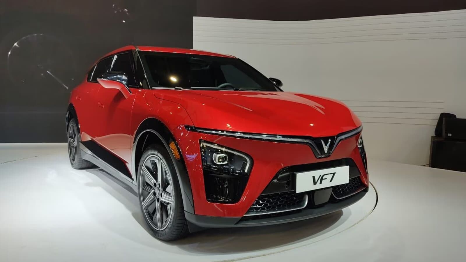 VinFast VF7 EV: Price, Specs, Features & Futuristic Design!